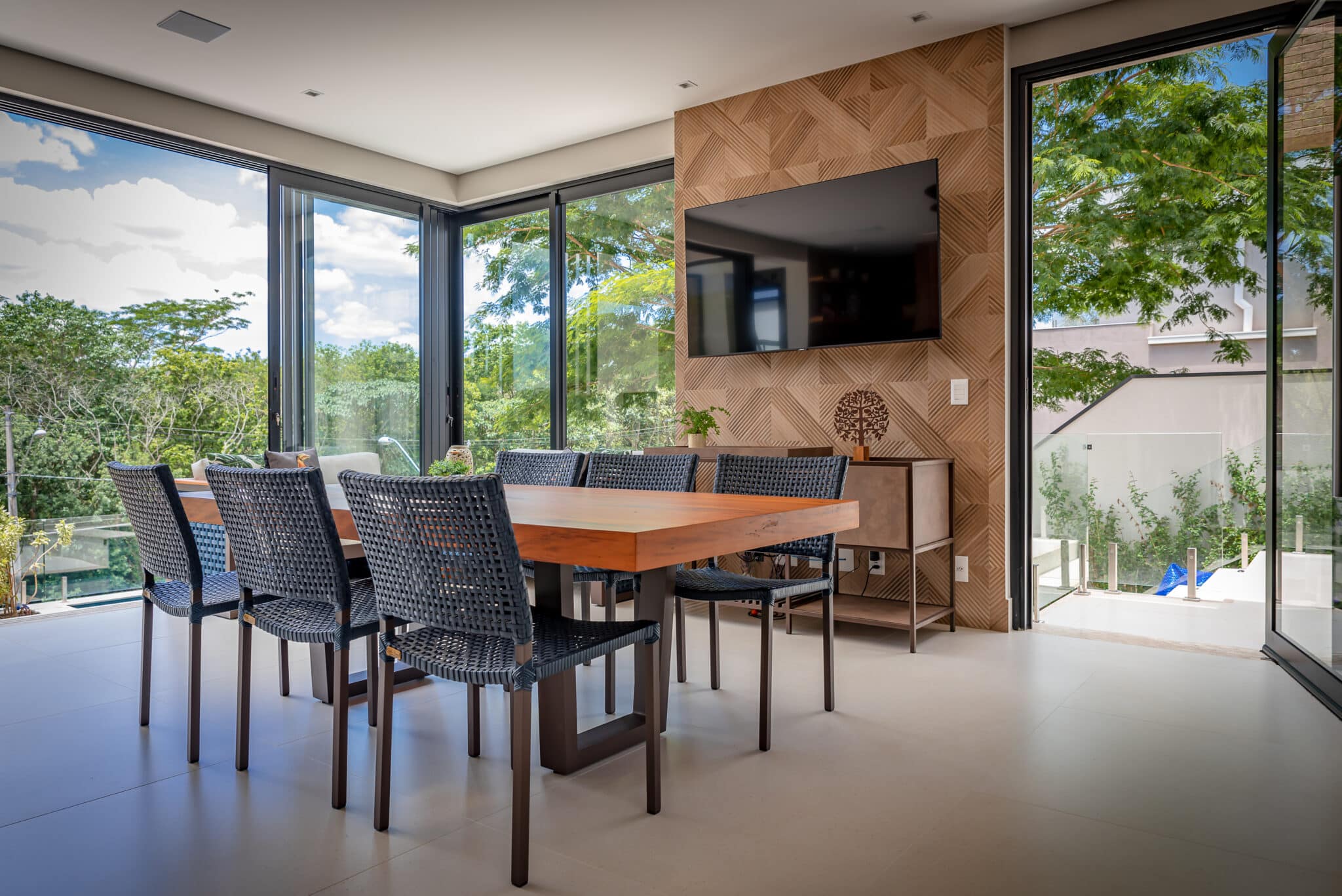 Refúgio de Azul e Madeira: Área de Piscina e Espaço Gourmet no ...